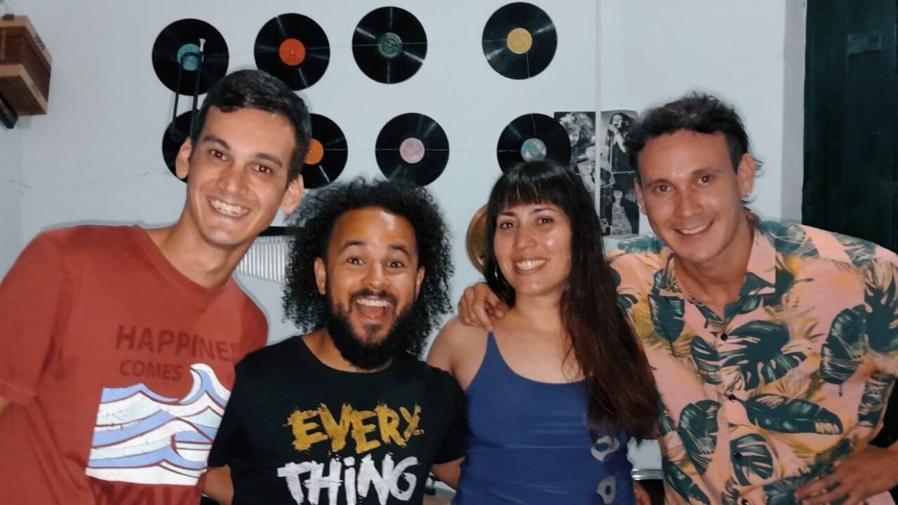 ESTA NOCHE SE PRESENTA LA BANDA “QUE MACANA” EN LAS CAÑAS. – RíoNegroAhora